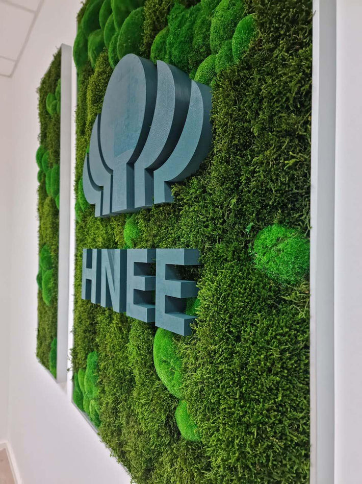 Mooswand mit Logo: Markenpräsenz trifft Naturdesign